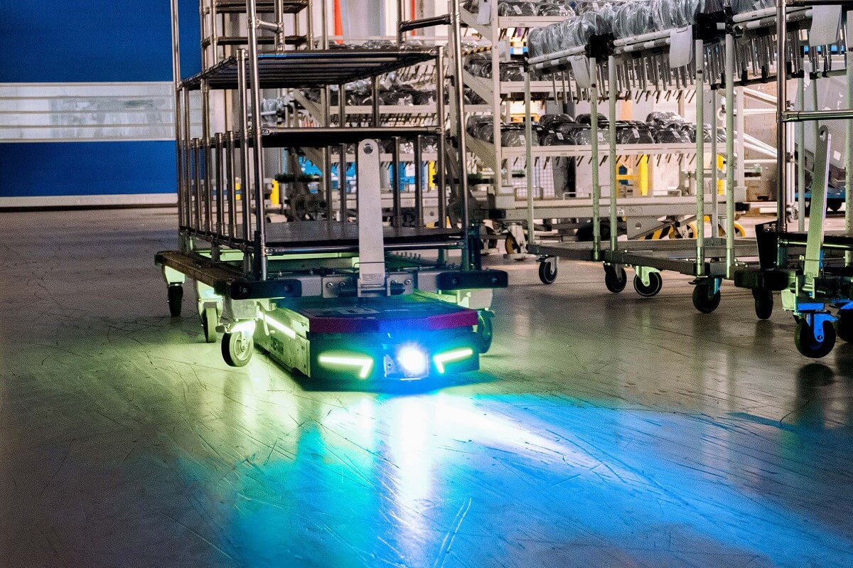 AGV/AMR vs Conveyor – Which is the Right Choice for Your Business?