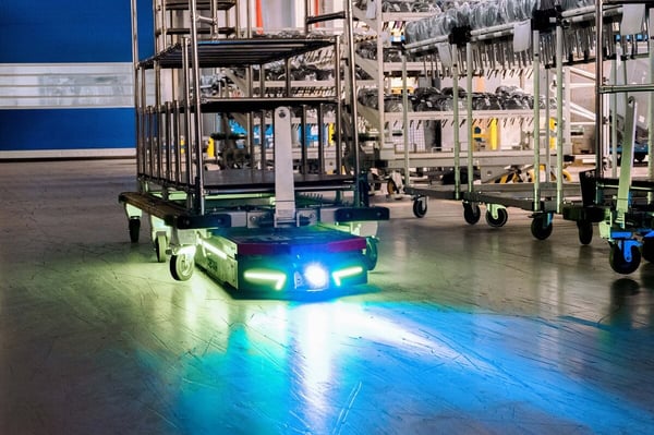 AGV/AMR vs Conveyor – Which is the Right Choice for Your Business?