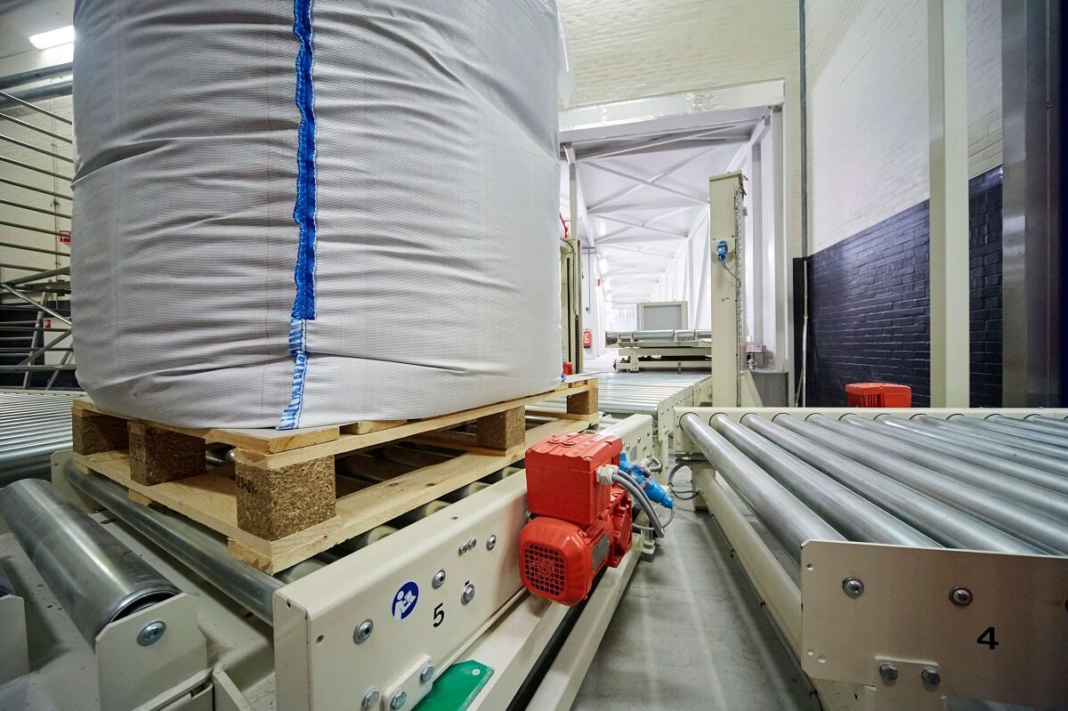 AGV/AMR vs Conveyor – Which is the Right Choice for Your Business?